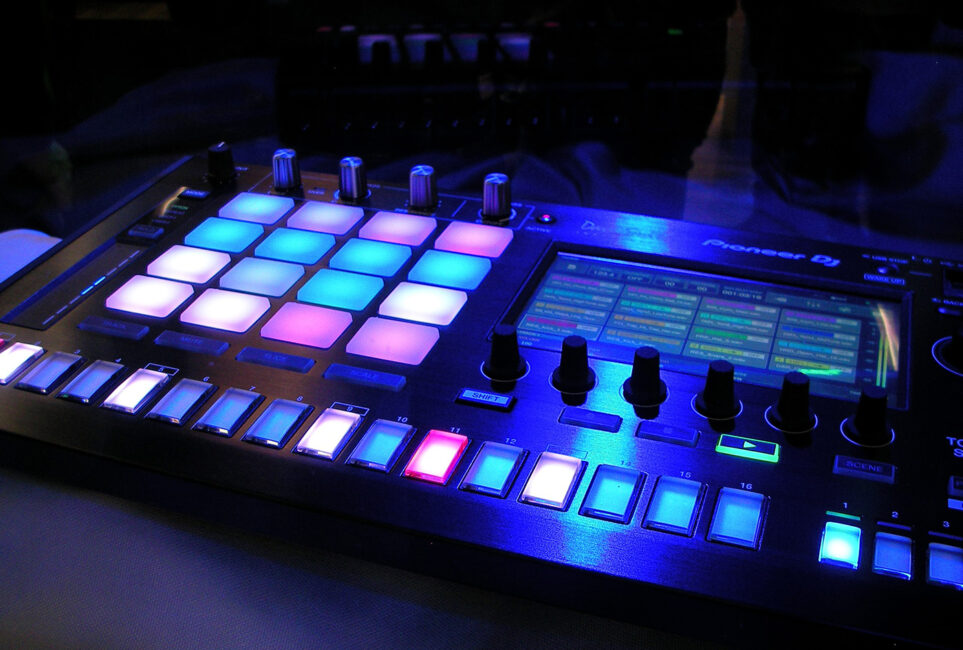 リズムマシンとは？その特徴や種類、おすすめのハード＆ソフト音源を解説！ – OTO×NOMA